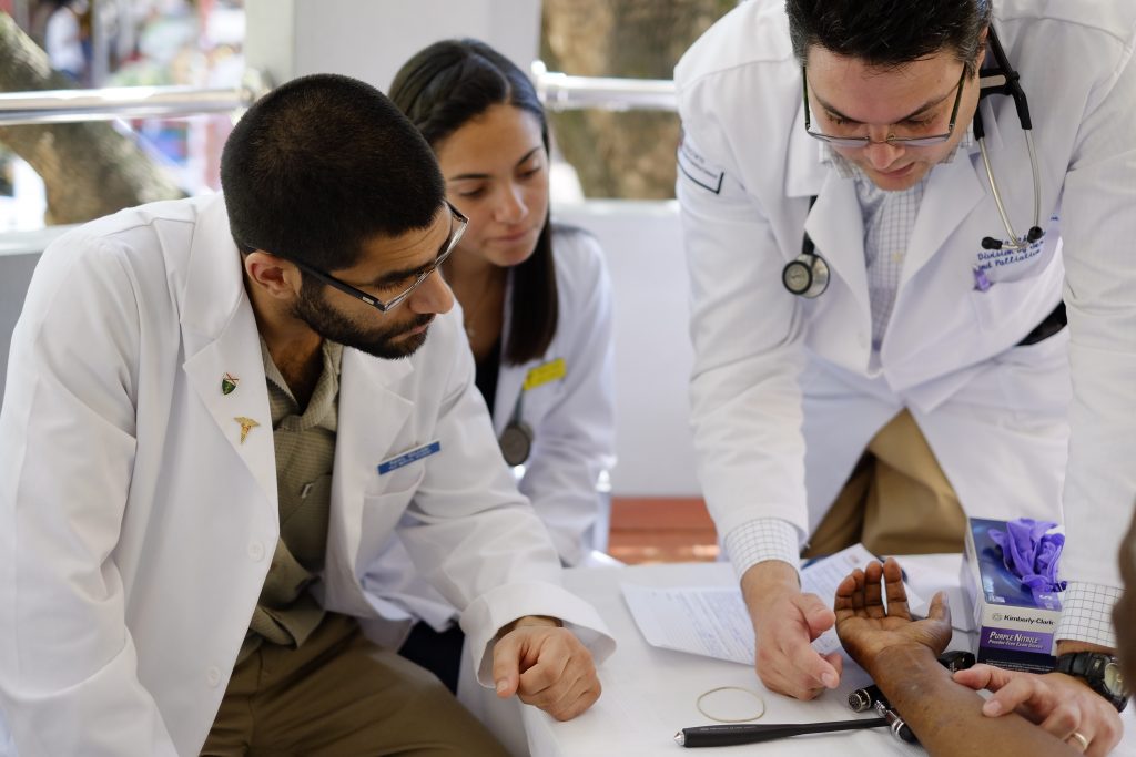 ¿Quién es el doctor Julio Defilló? – LA COLMENA
