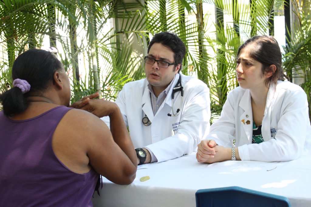 ¿Quién es el doctor Julio Defilló? – LA COLMENA