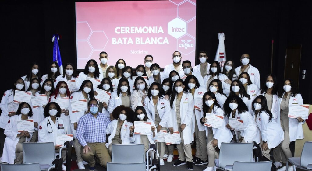 Más de 40 estudiantes de Medicina del INTEC reciben su bata blanca – LA ...