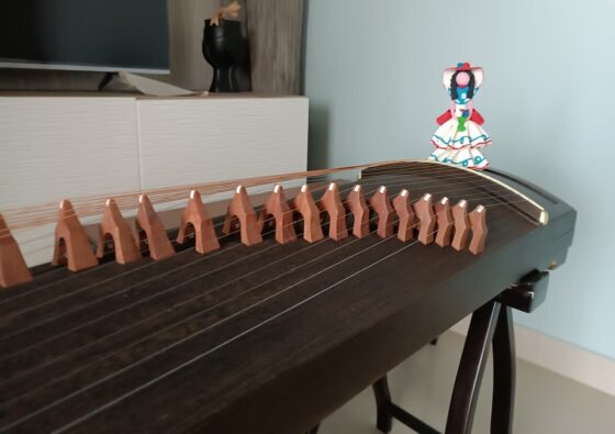 Guzheng, instrumento tradicional chino – LA COLMENA