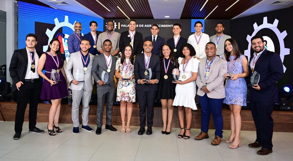 Equipo Apolo 27 de INTEC reconocido por CoopReservas – LA COLMENA