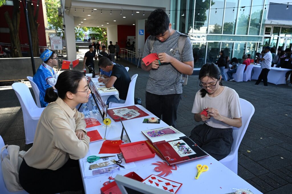 Estudiantes celebran Día Internacional de la Lengua China – LA COLMENA